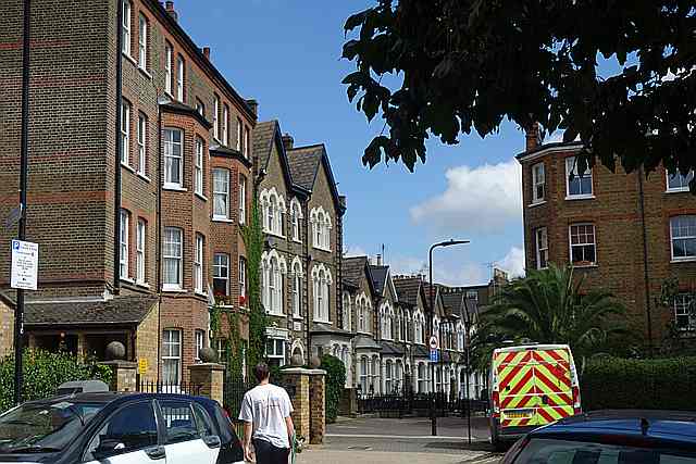 Clarence Road and Clapton Square – Heavy contrasts – slightly weird